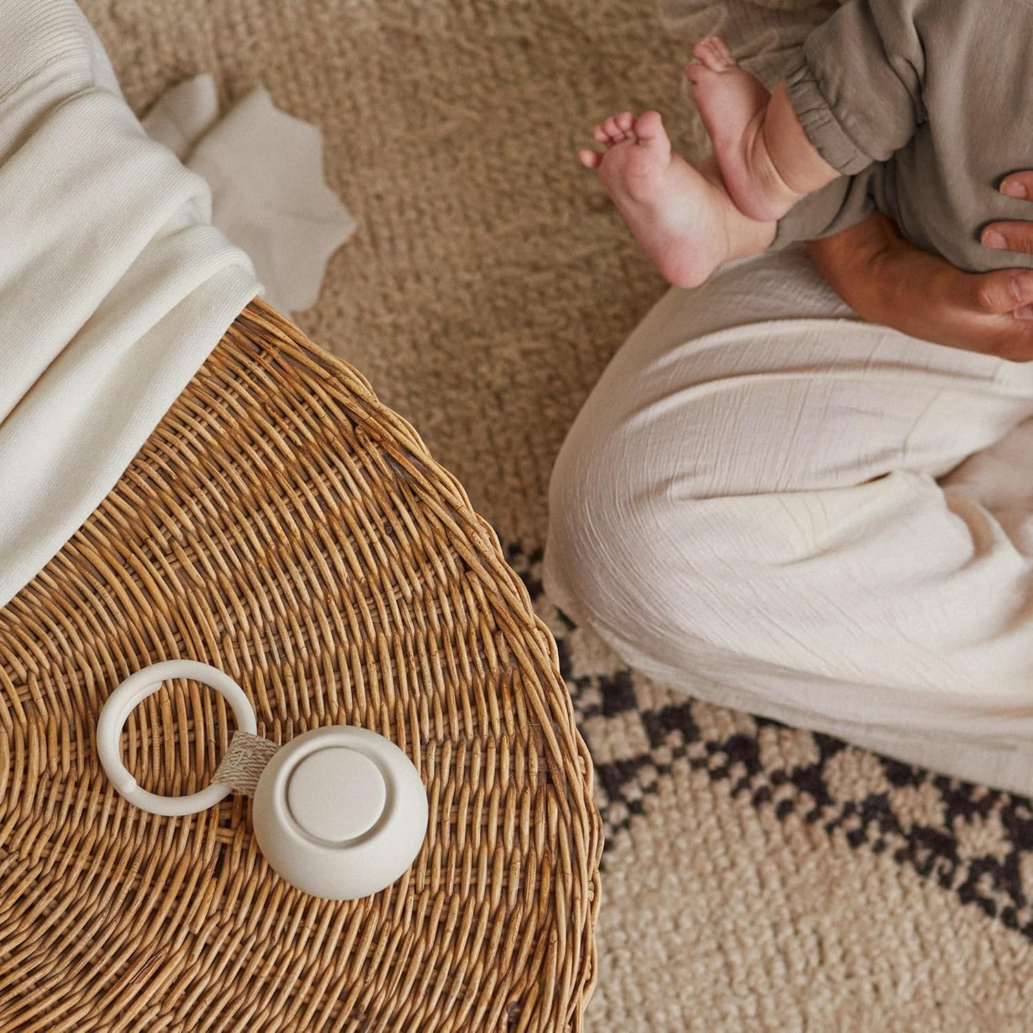 Hatch Устройство для сна Go Portable Sound Machine & Sleep Soother for Babies & Kids, бежевый