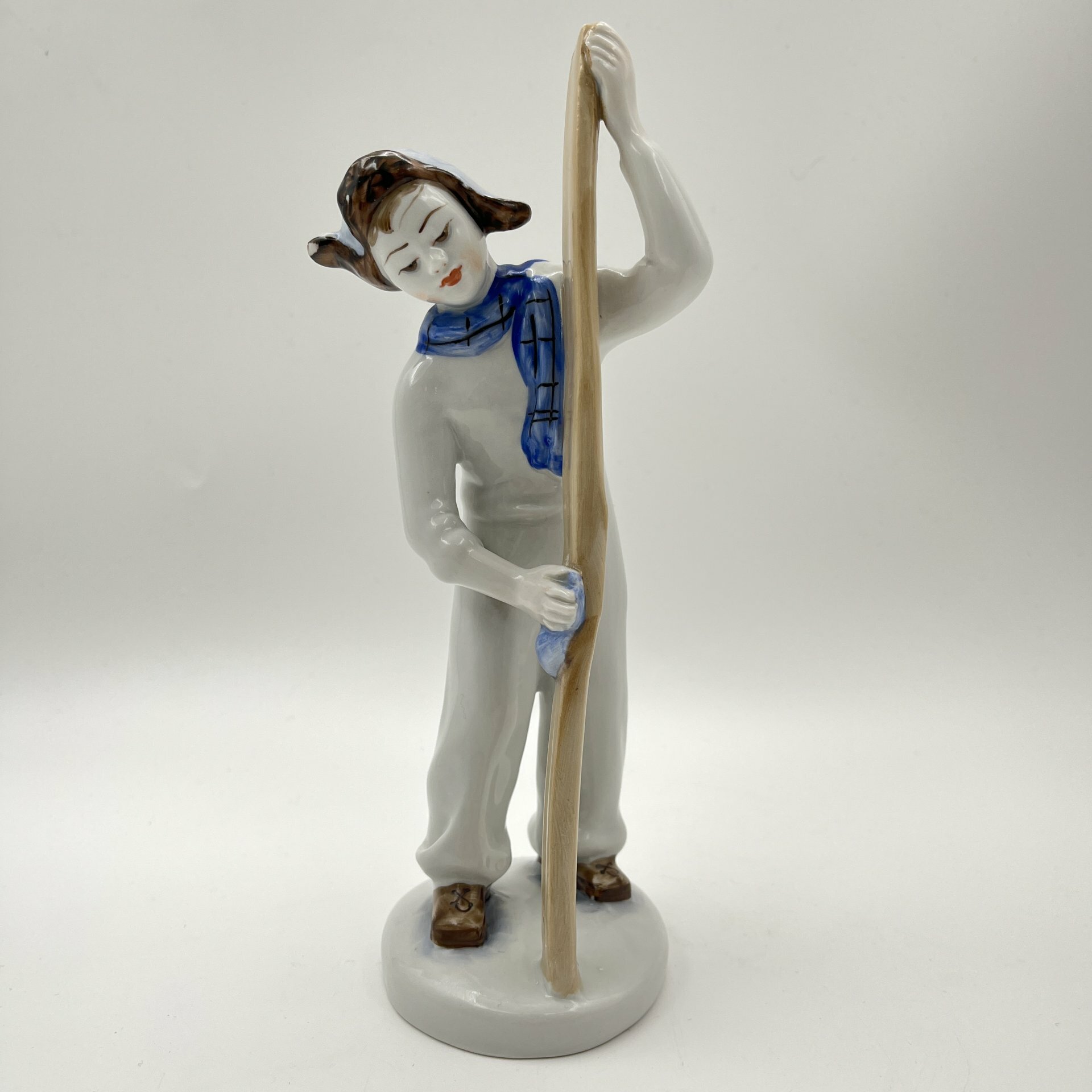 Статуэтка "Лыжник", скульптор Г. С. Столбова, художник Е. Н. Лупанова, фарфор