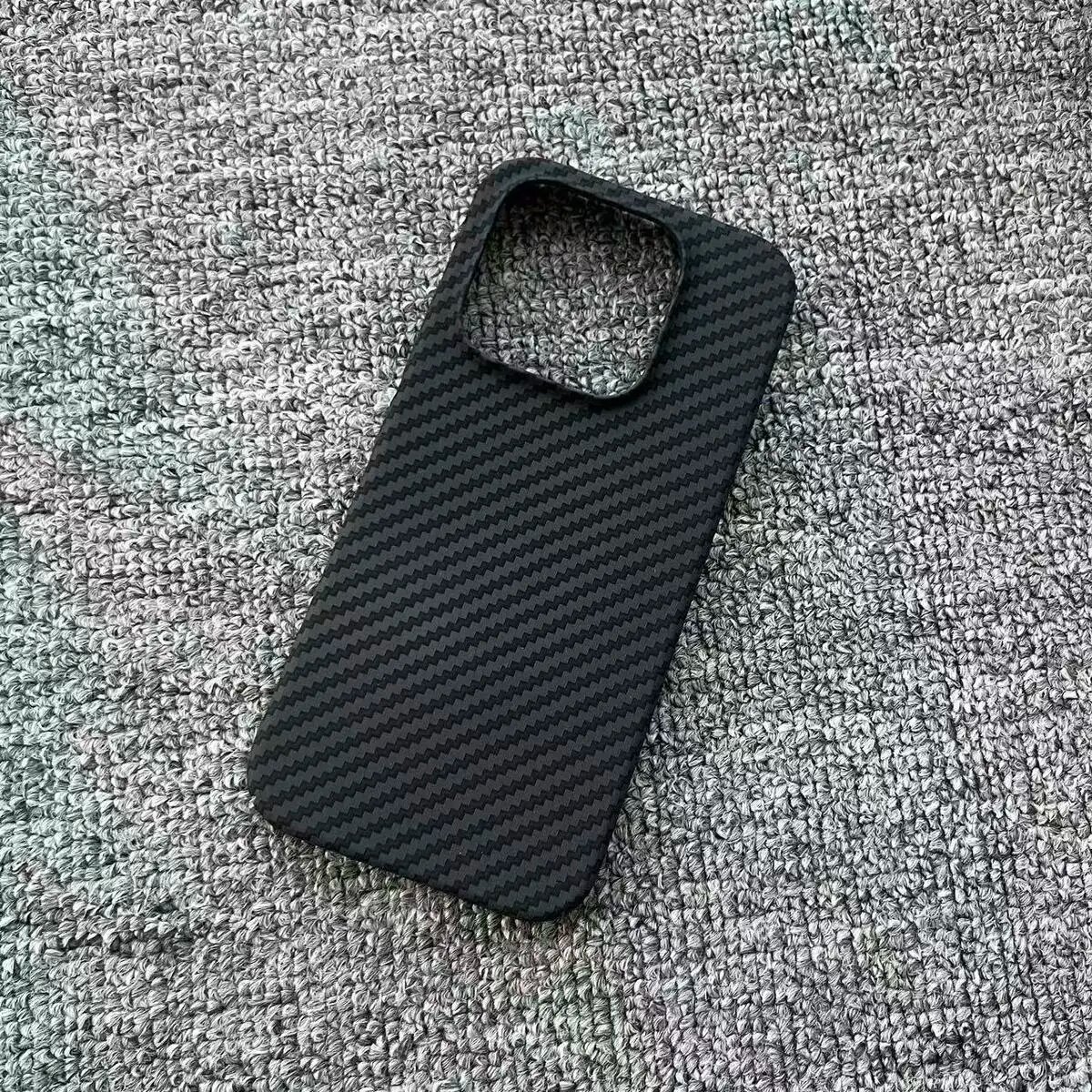 Черный чехол из углеродного волокна для Xiaomi 17