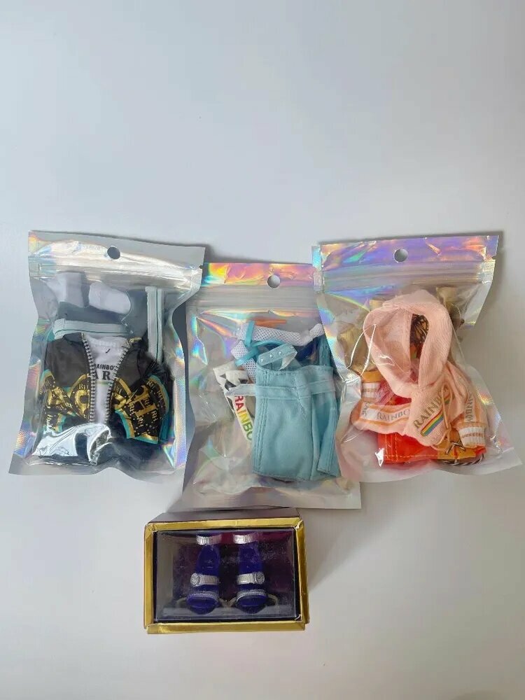 Набор для кукол Rainbow High: 3 костюма + 4 пары обуви! Модные аксессуары для девочек, выгодный комплект для смены образов