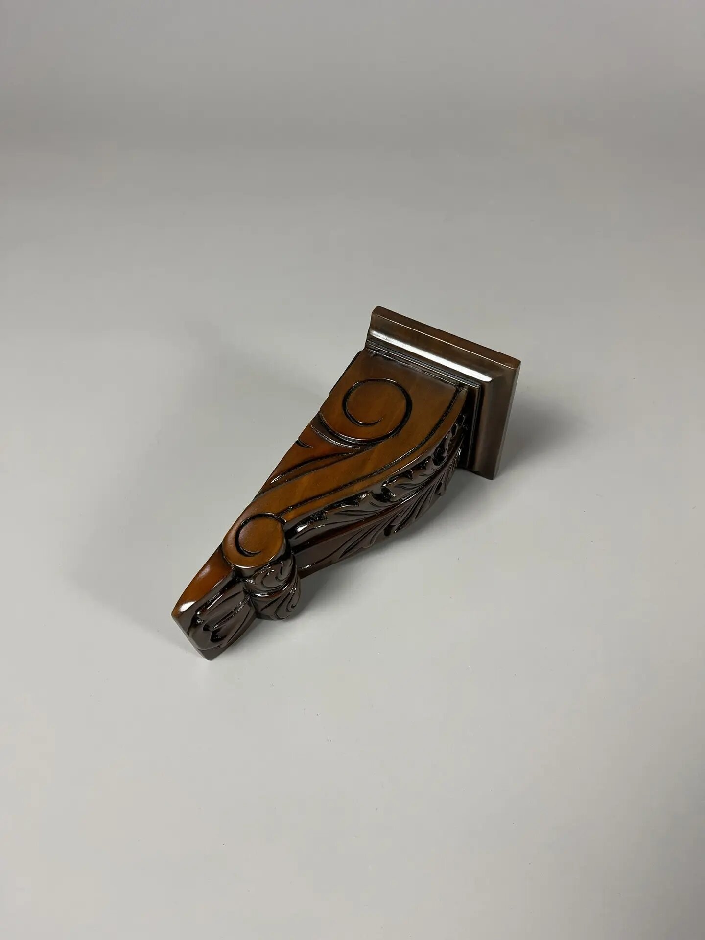Интерьерная настенная полка Капитель DOMKORLEONE из красного дерева (mahogany wood), цвет орех HP (коричневый) — фото 1