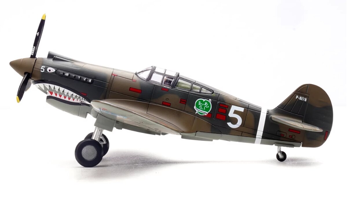 «P-40C Tomahawk "Летающие Тигры» - Готовая модель 1:72, "Адам и Ева" Чарльза Бонда (1942), литая (LEGION, арт. 14623LB)