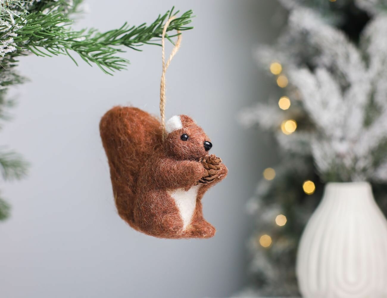 Валяная игрушка ручной работы бельчонок С шишкой маленький, коричневый, 11 см, Кэминг (Kaemingk) 520782-1