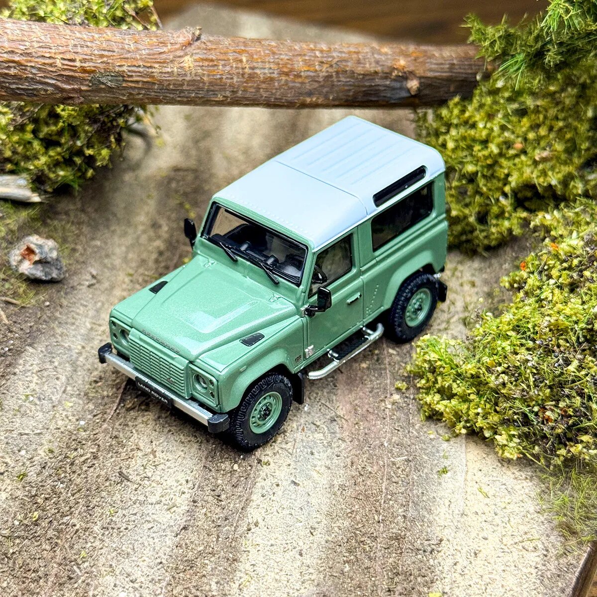 Коллекционная модель автомобиля TAKARA TOMY Defender 90 1:64 B