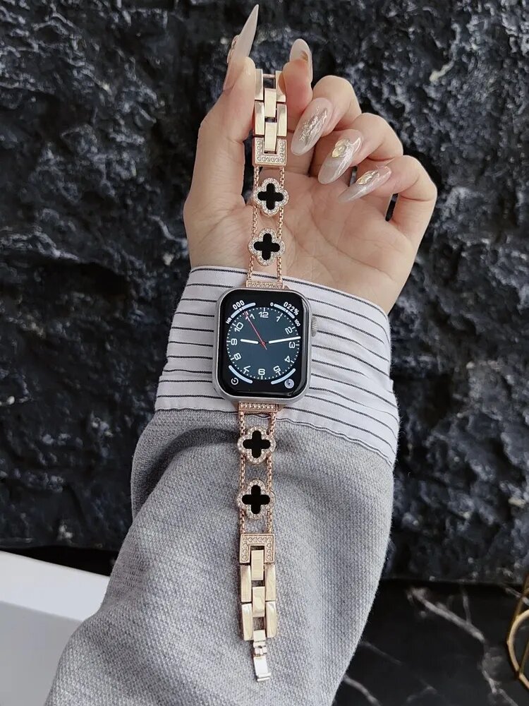 Металлический ремешок для Apple Watch Series 10-11 42мм/ Series 1-9 & SE 38мм, 40мм, 41мм/ SE 3 40мм, металлическая застёжка-цепочка с инкрустацией бриллиантами (в форме четырехлистного клевера)