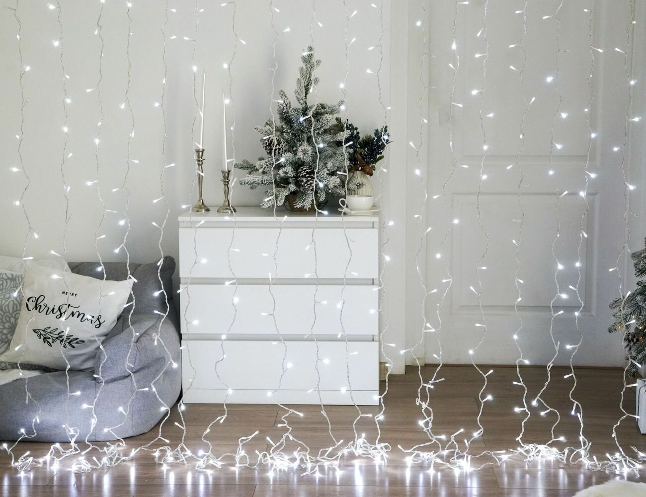 Гирлянда штора Качественное освещение (Quality Light) 2*2 м, 400 холодных белых LED ламп, прозрачный ПВХ.
