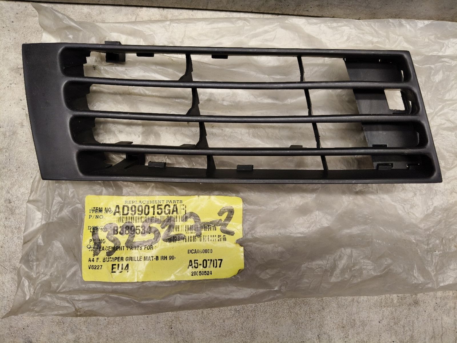 Решетка в бампер audi a4b5 AD9901501PP