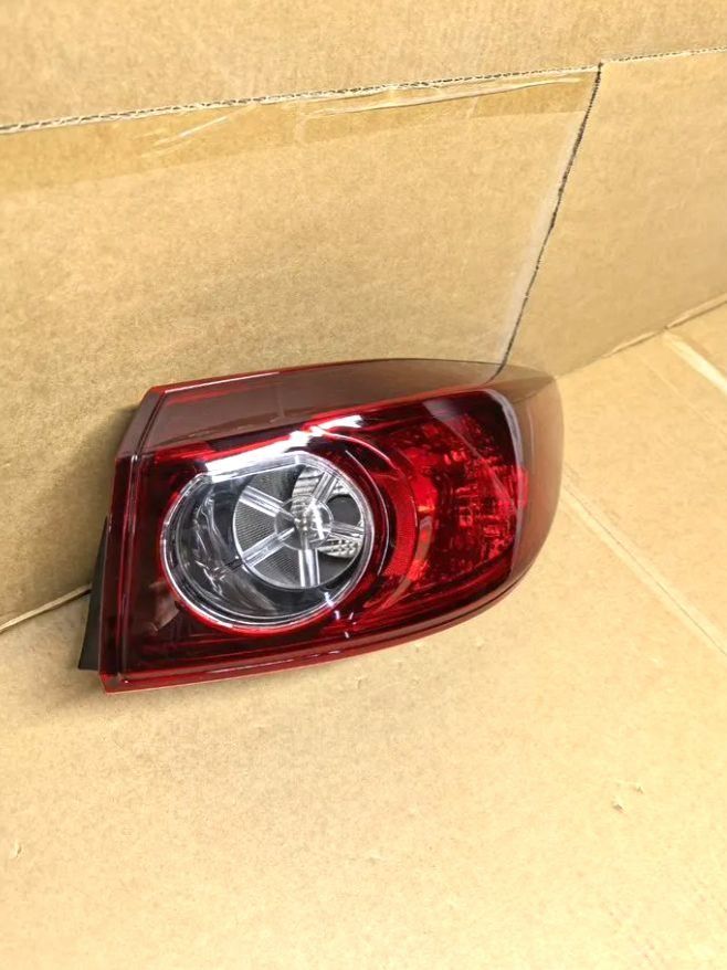 Правый внешний фонарь MAZDA 3 BM седан 2013-2016 дорестайлинг
