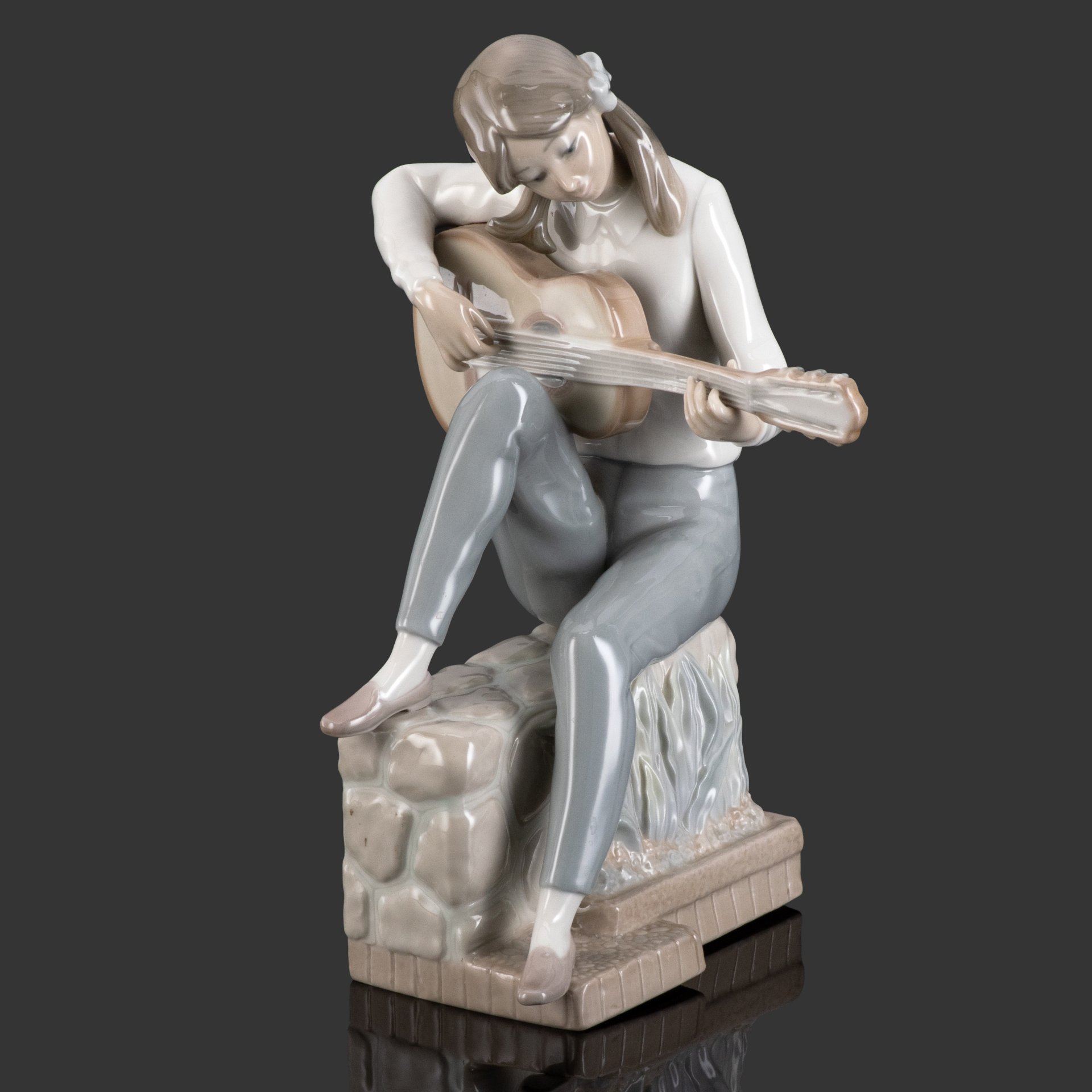 Статуэтка "Девушка с гитарой", NAO Porcelain, фарфор, роспись, Испания, 1970-2000 гг.