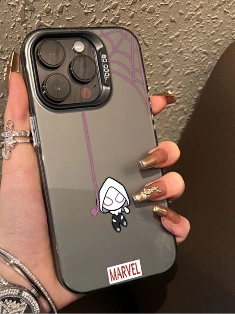 Чехол на Айфон 15 / IPhone 15 чёрный с надписями "SO COOL" и "MARVEL" на светло-сером фоне, создающий образ игривой и узнаваемой супергеройской стилистики