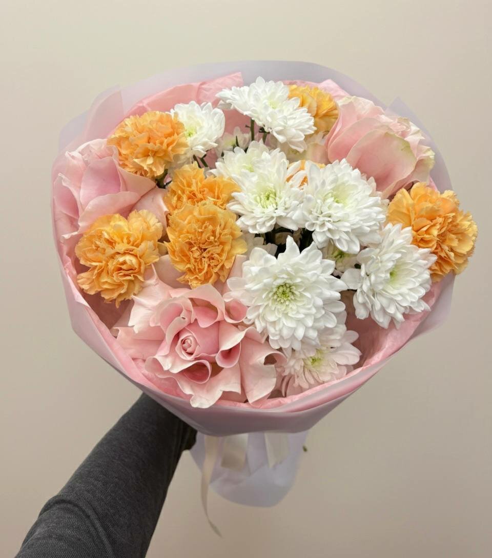 Авторский букет яркий из французской розы, оранжевой гвоздики и белой кустовой хризантемы