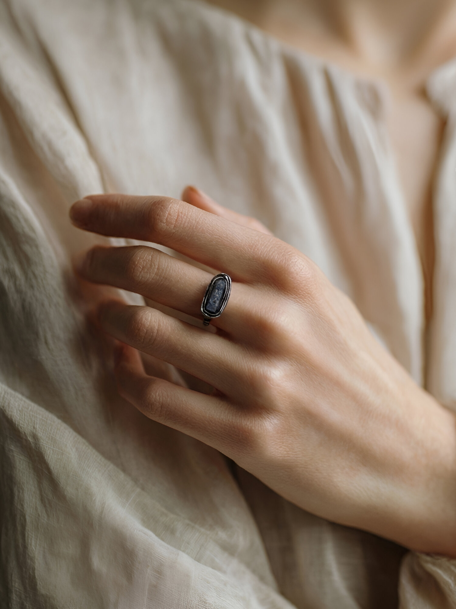 Кольцо помолвочное, тонкое, серебро, 925 проба, корунд