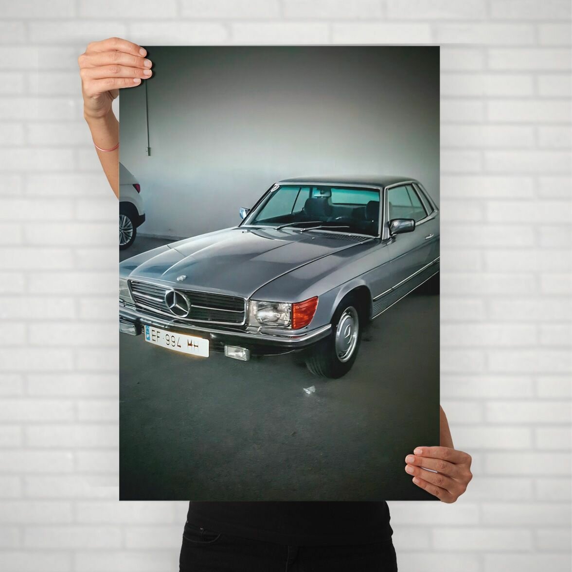 Плакат на стену для интерьера Культовые машины (Mercedes Benz R107 2) - Постер по легендарным и классическим ретро автомобилям формата А2 (42x60 см)