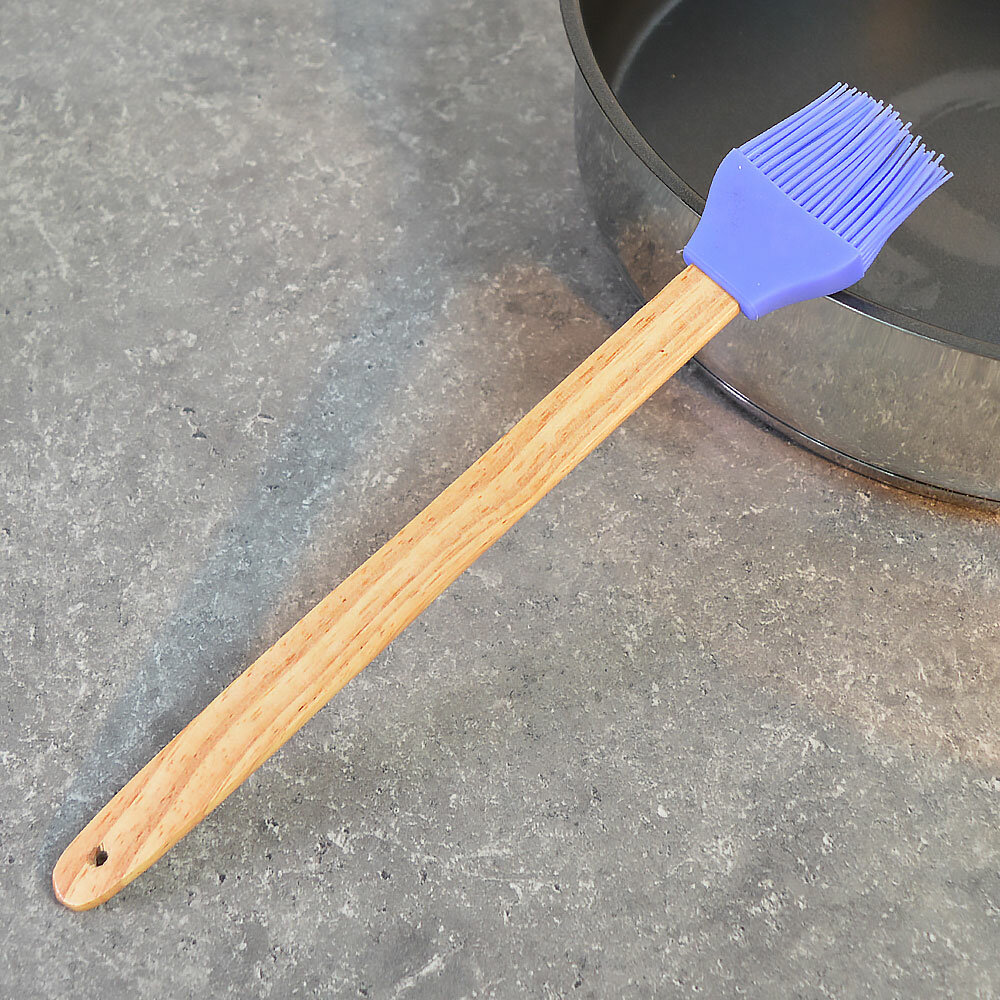 Кисточка кулинарная силиконовая с деревянной ручкой 26см, розовая, термостойкая для масла и маринада, модель "YP0339"