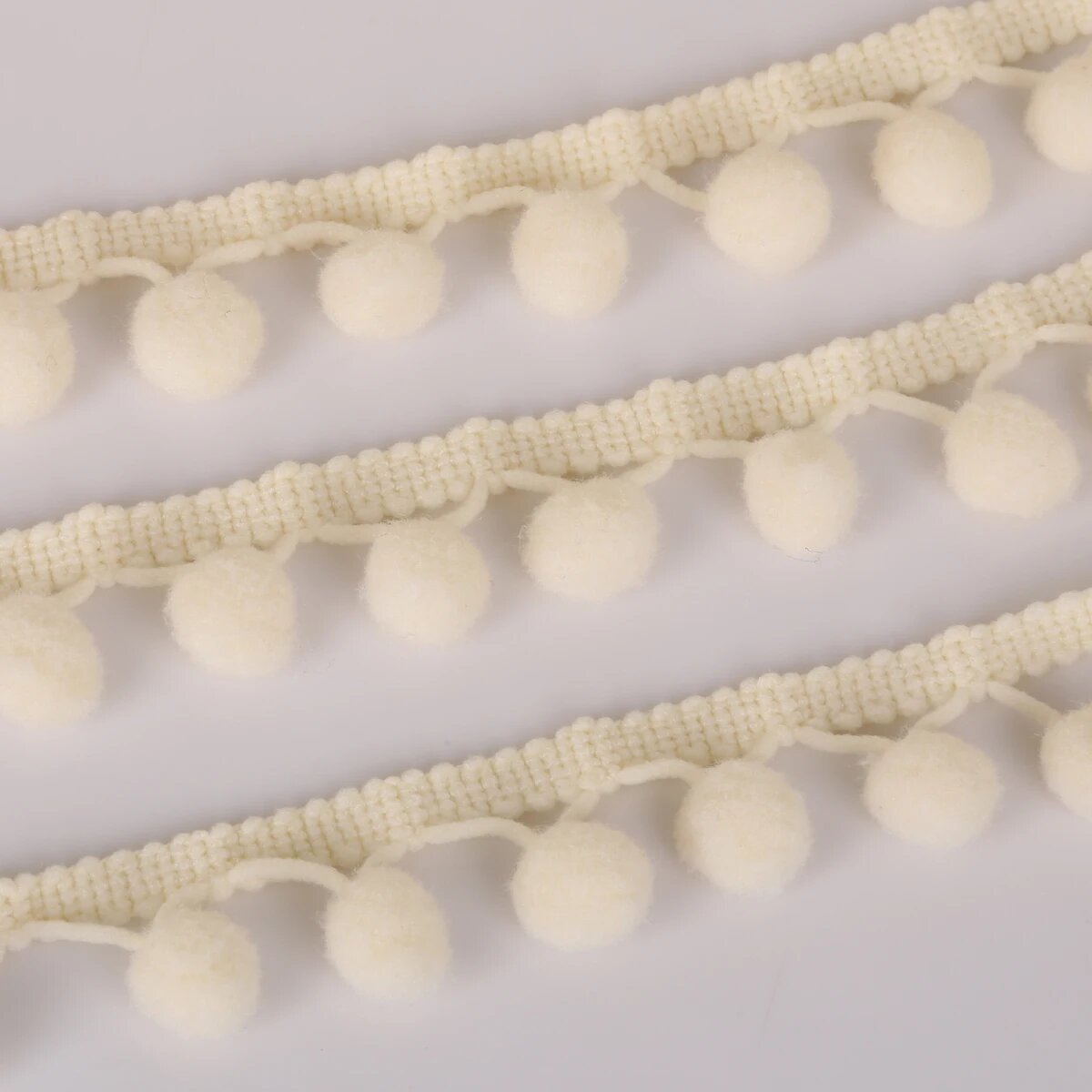 Лента с помпонами белая, цвет Ivory, 20 мм, 5 ярдов