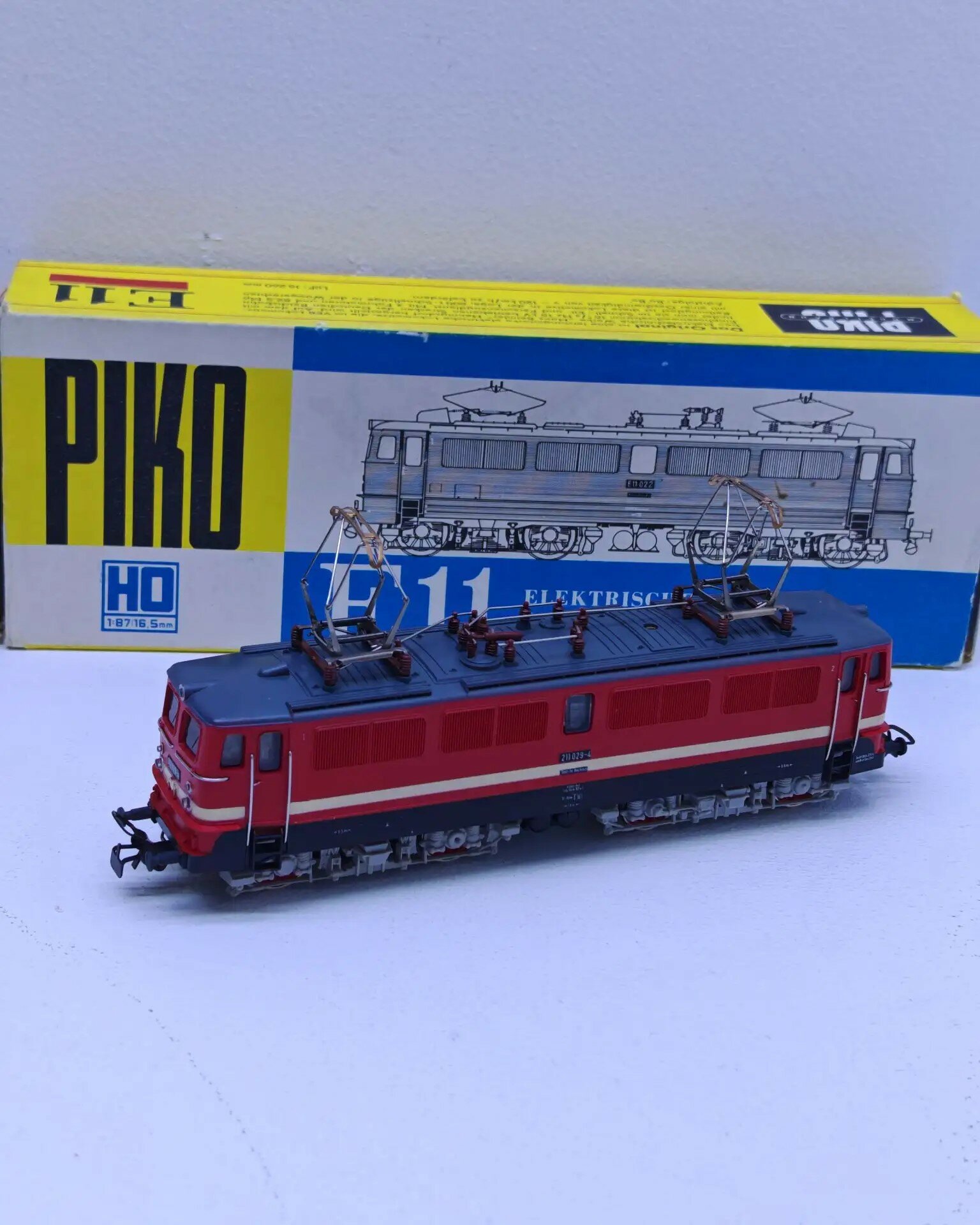 Модель железнодорожного локомотива BR 211 (1:87), пластик, краска, металл, "Piko", ГДР, 1960-1980 гг.