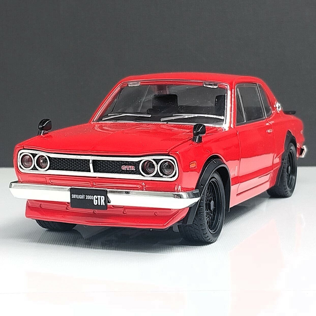 Машинка металлическая Nissan Skyline 2000GT-R 1971 с свето-звуковым сопровождением. Масштаб 1:22