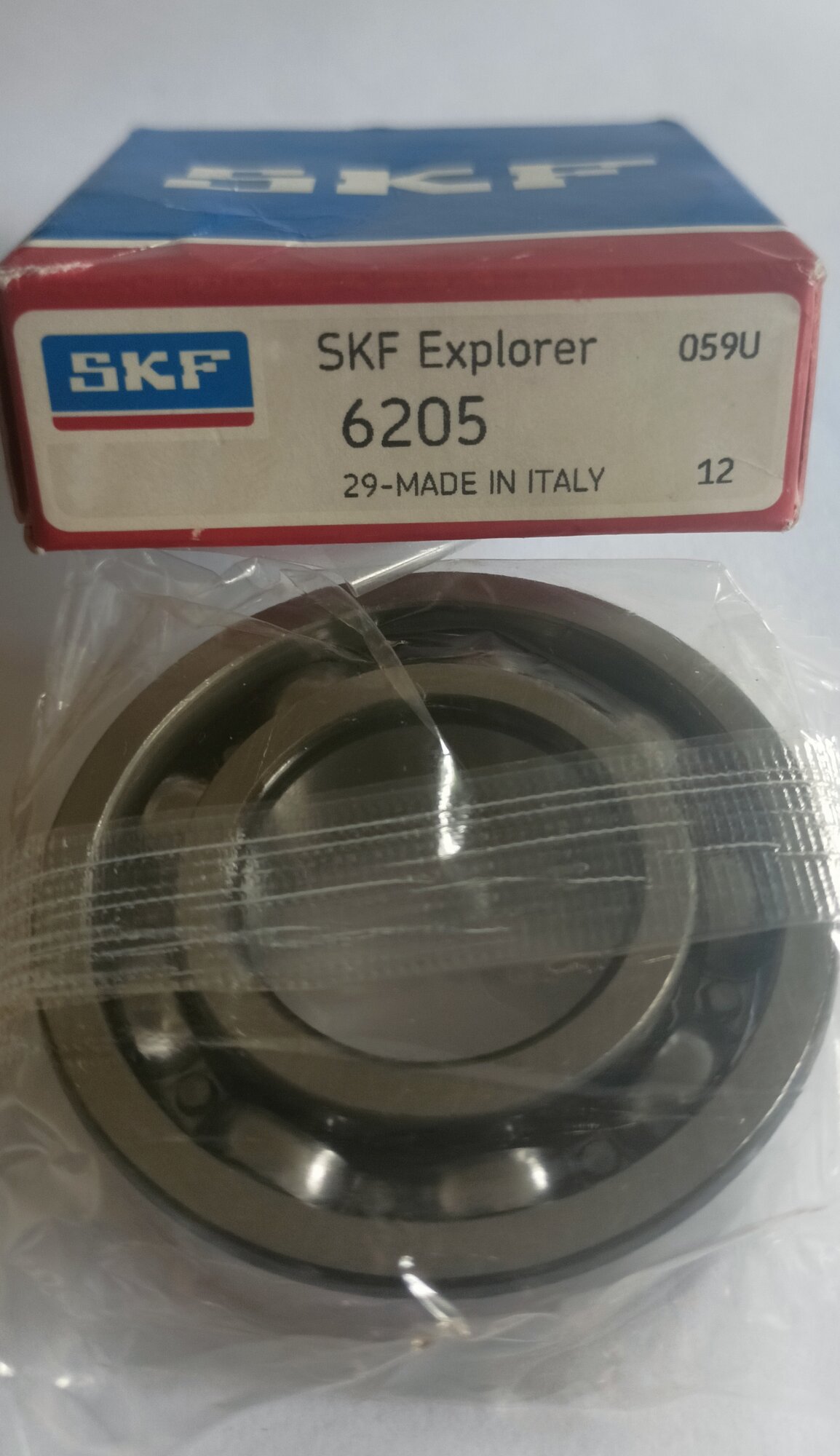 Подшипник SKF 6205 шариковый радиальный (25х52х15)