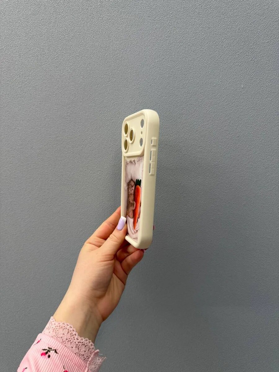 Чехол на Iphone 17 Pro, цвет бежевый, принт "Котик с морковкой" . — фото 1