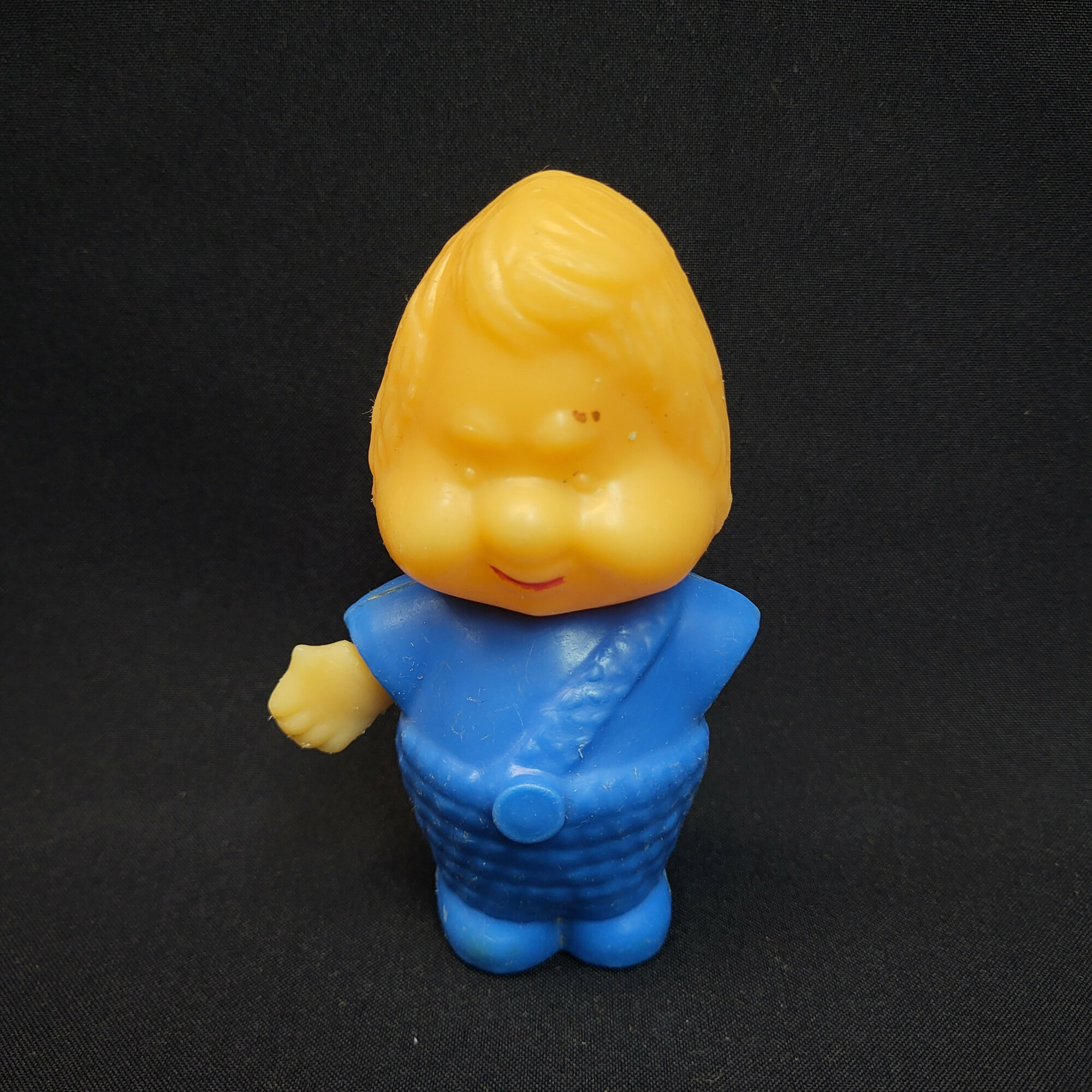 Винтажная игрушка СССР. Резиновая фигурка мальчик в синем костюме, коллекционный персонаж