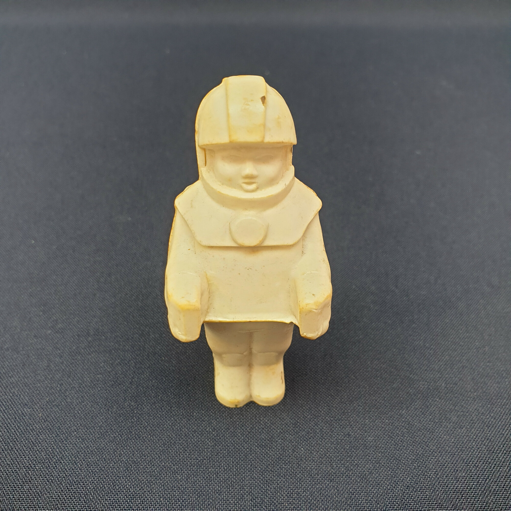 Игрушка винтажная, СССР. Пластмассовая фигурка космонавта, подвесная свистулька