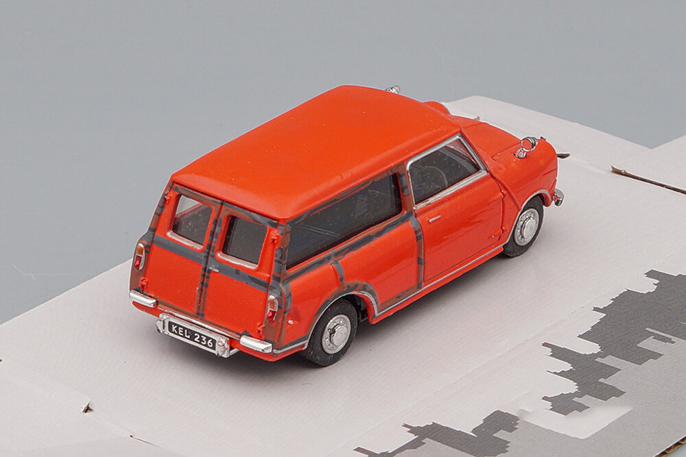 Модель коллекционная CARARAMA Mini travel van red — фото 1