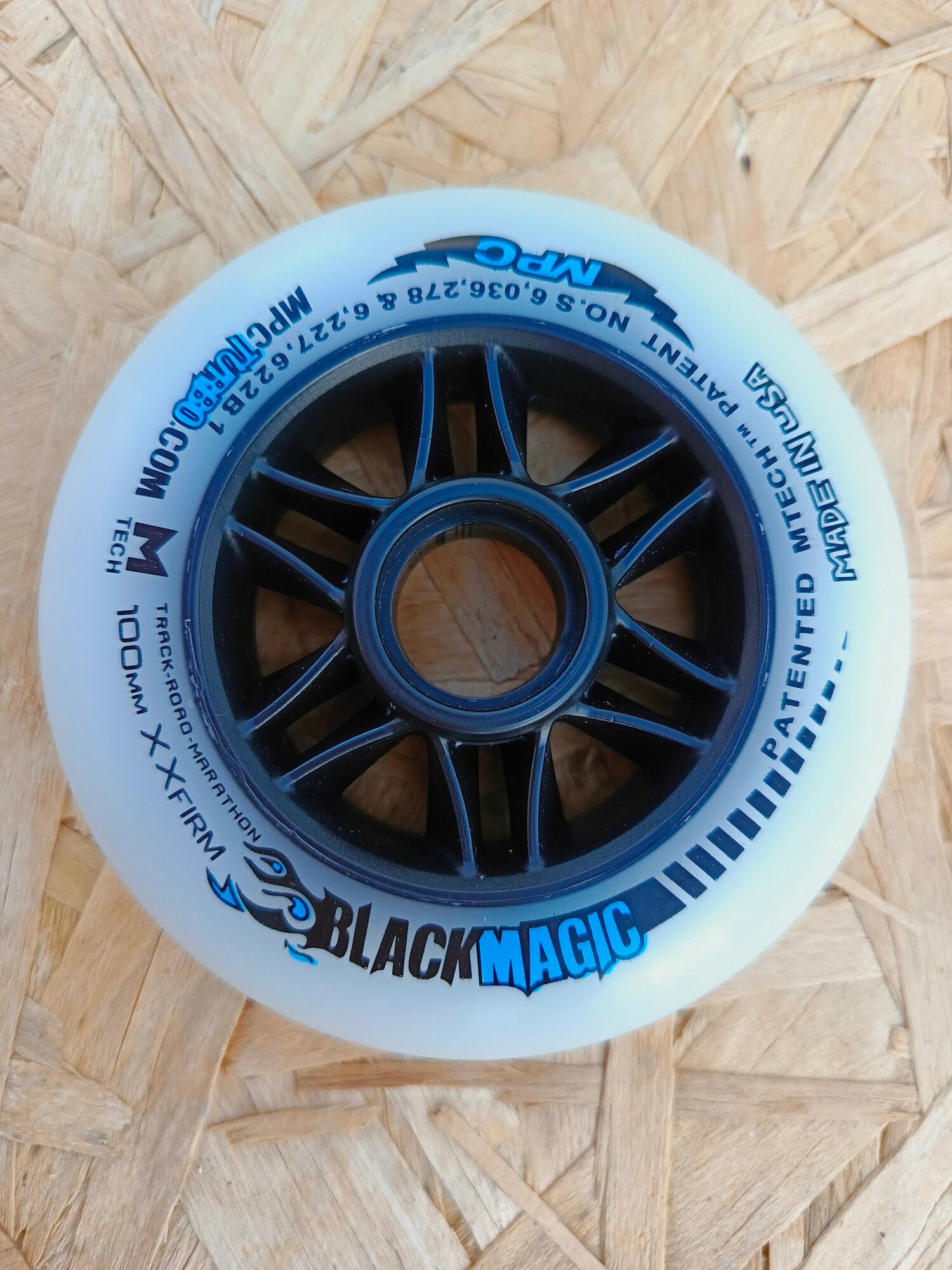 Колеса для роликов 100мм, жесткость 85а, Black Magic XXFirm c черной прямой ступицей. 6 штук.