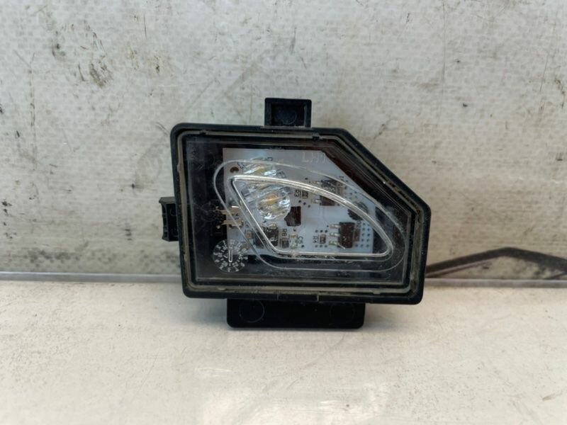 Плафон подсветки в зеркало Volkswagen Touareg 2019 760945291 CR7 CVMD (с пробегом)