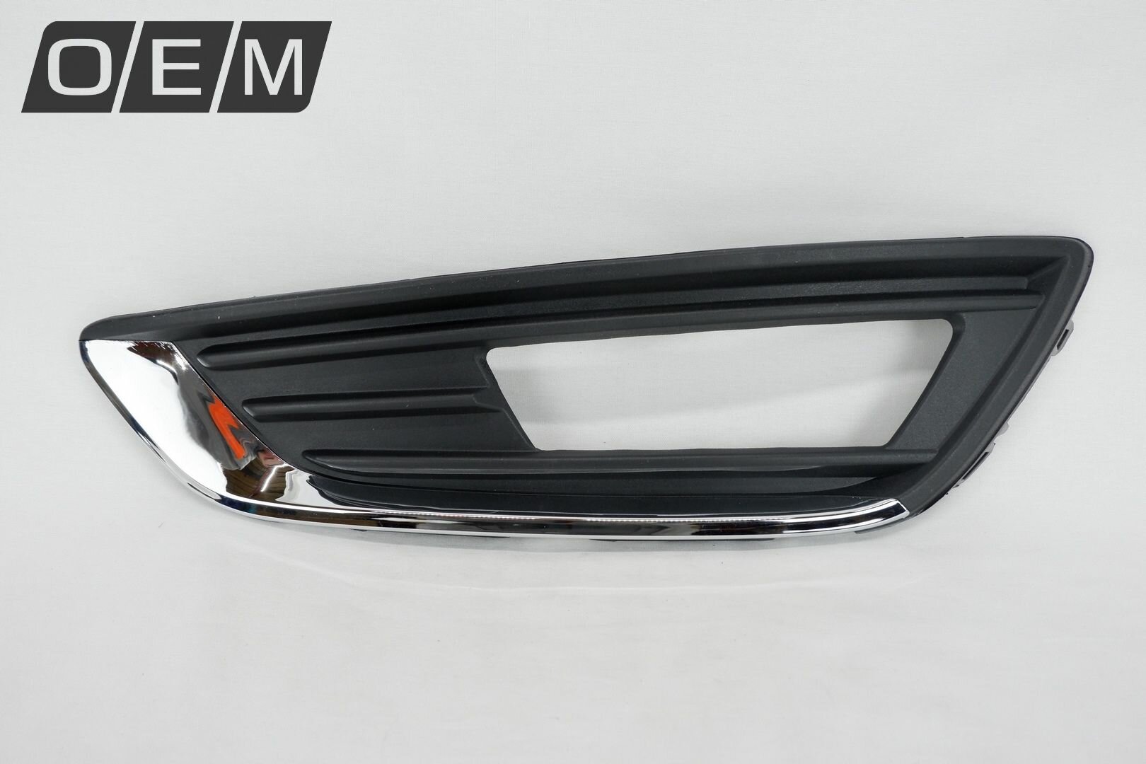 Окантовка противотуманной фары левая для Ford Focus 3 год с 2015-2019, Форд Фокус, 1873304, O.E.M.