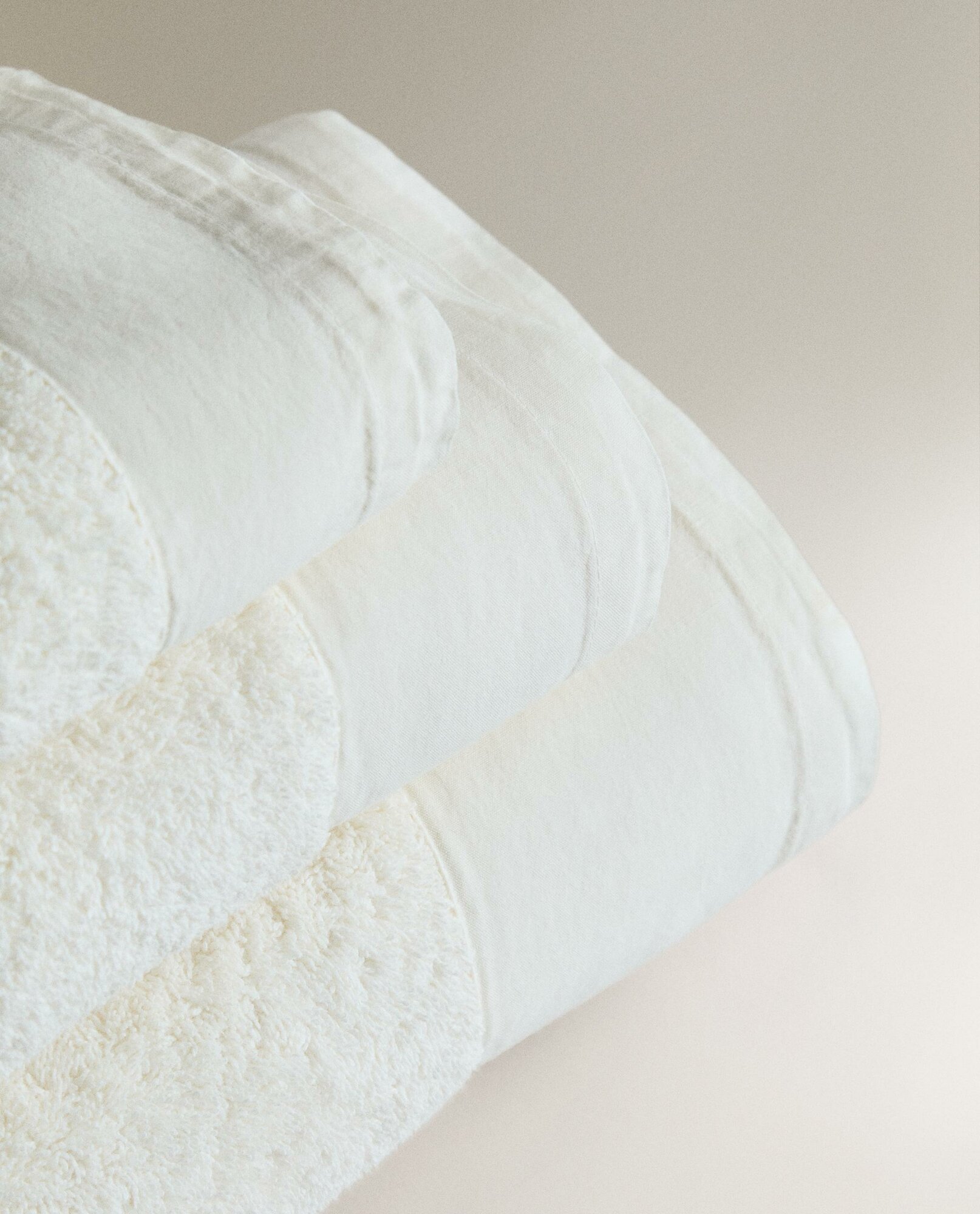 Банное полотенце с льняной аппликацией по краю, 90 x 150 cm , ivory. Бренд - Zara Home