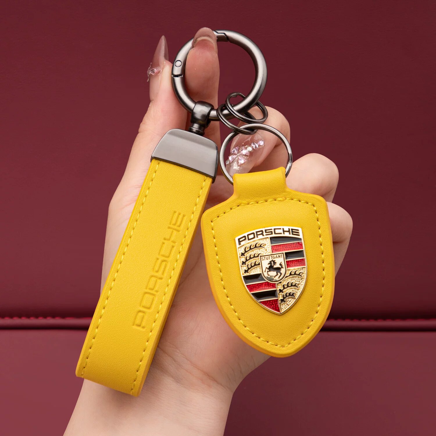 Кожаный брелок Porsche в гоночном желтом цвете с классическим гербом щита и кожаным шнуром - премиальный аксессуар
