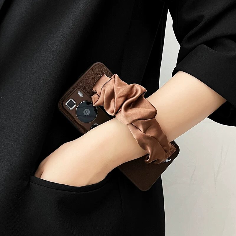 Чехол для телефона Huawei Mate 70 коричневый с складным шарфом для защиты от скольжения мобильного устройства