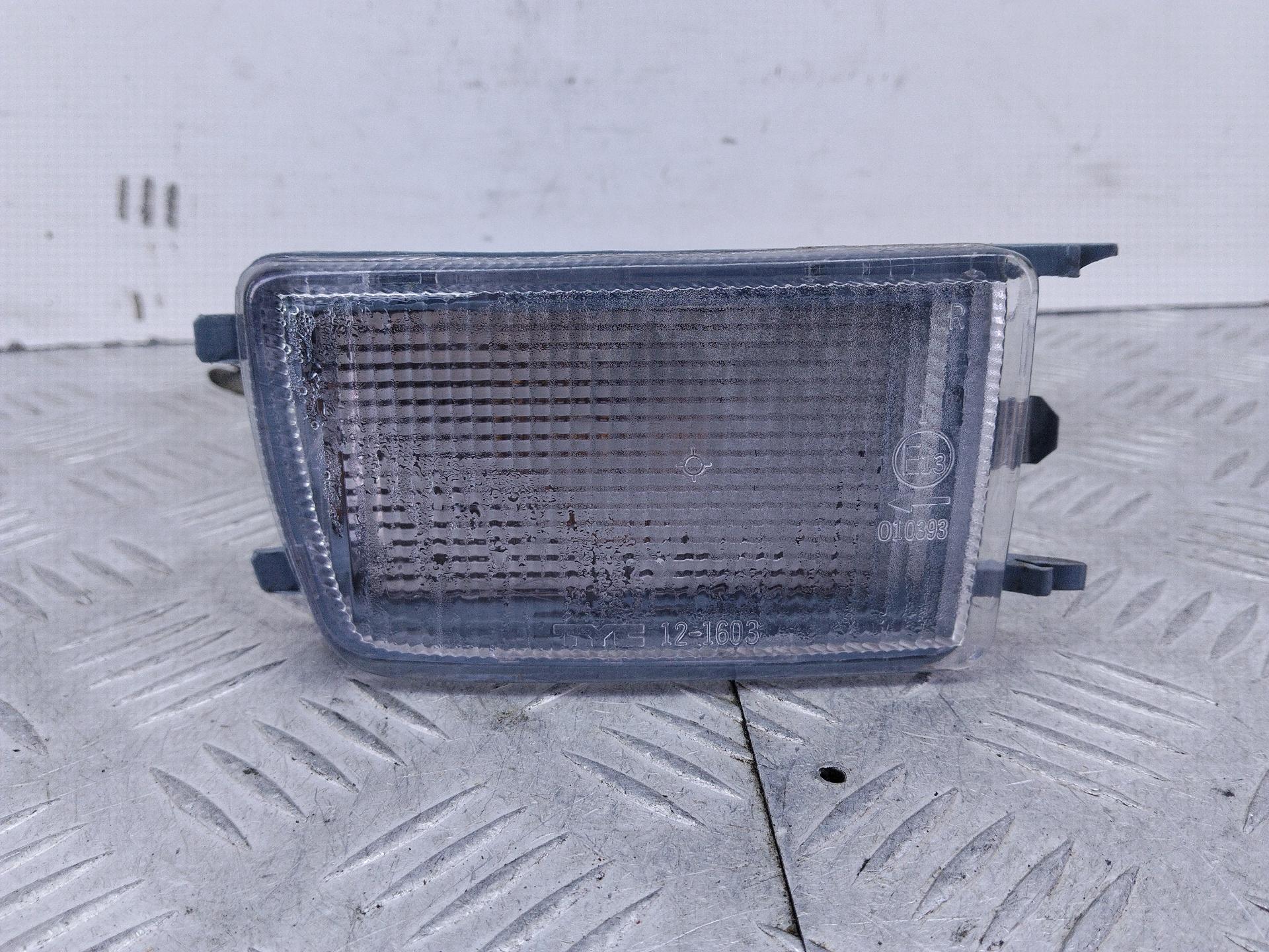 Указатель поворота правый Volkswagen Golf 3 1993 TYC121603