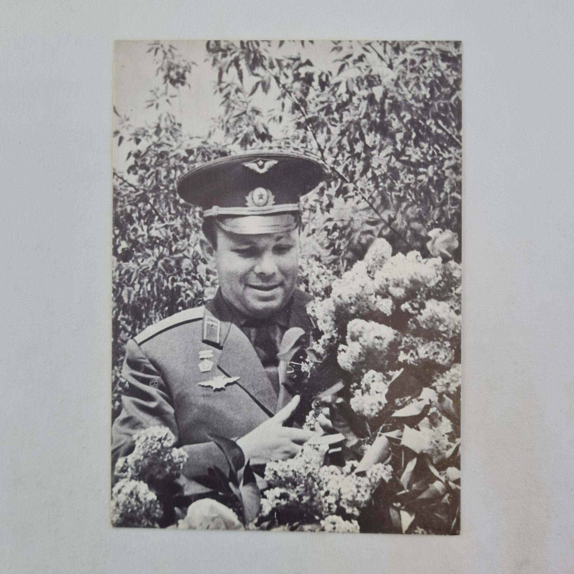 Открытка советская СССР. Юрий Гагарин среди цветов на родной земле, космонавтика и портрет. Винтаж