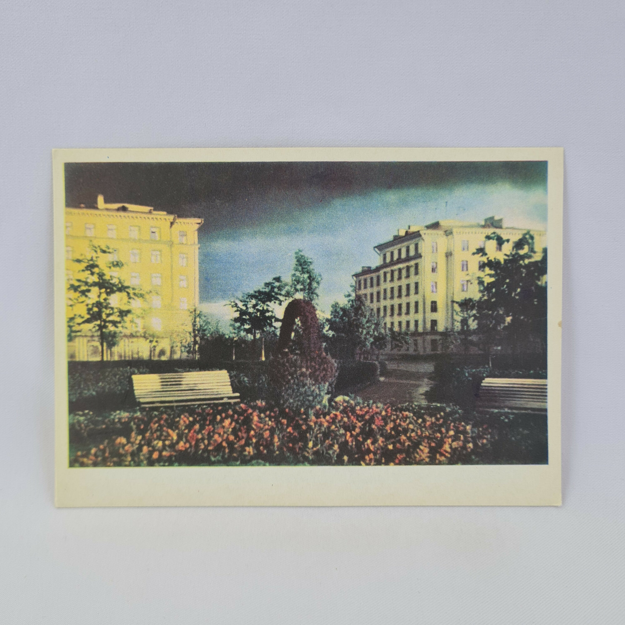 Открытка советская СССР. Могилев, Ленинская улица, городские здания, сквер на закате. Винтаж