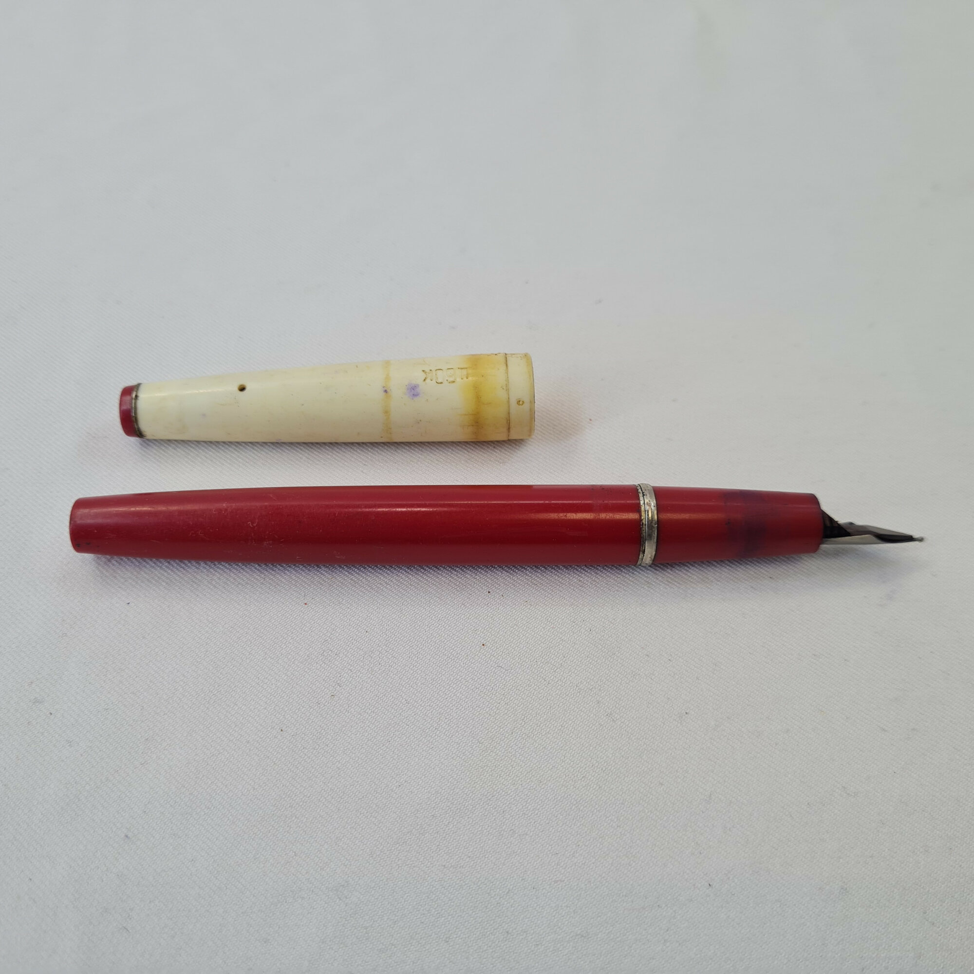 Ручка перьевая винтажная, СССР. Пластмассовый корпус, с колпачком красного цвета