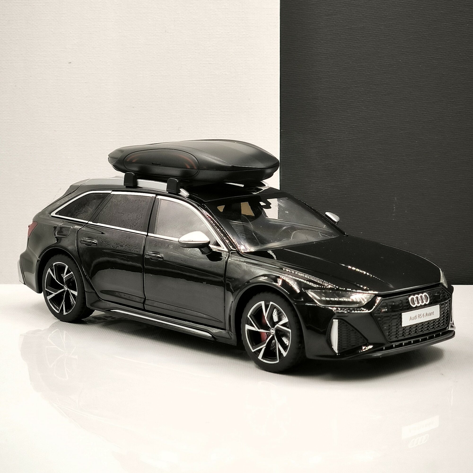 Машинка металлическая Audi RS 6 Avant (C8) с световыми и звуковыми эффектами. Масштаб 1:24