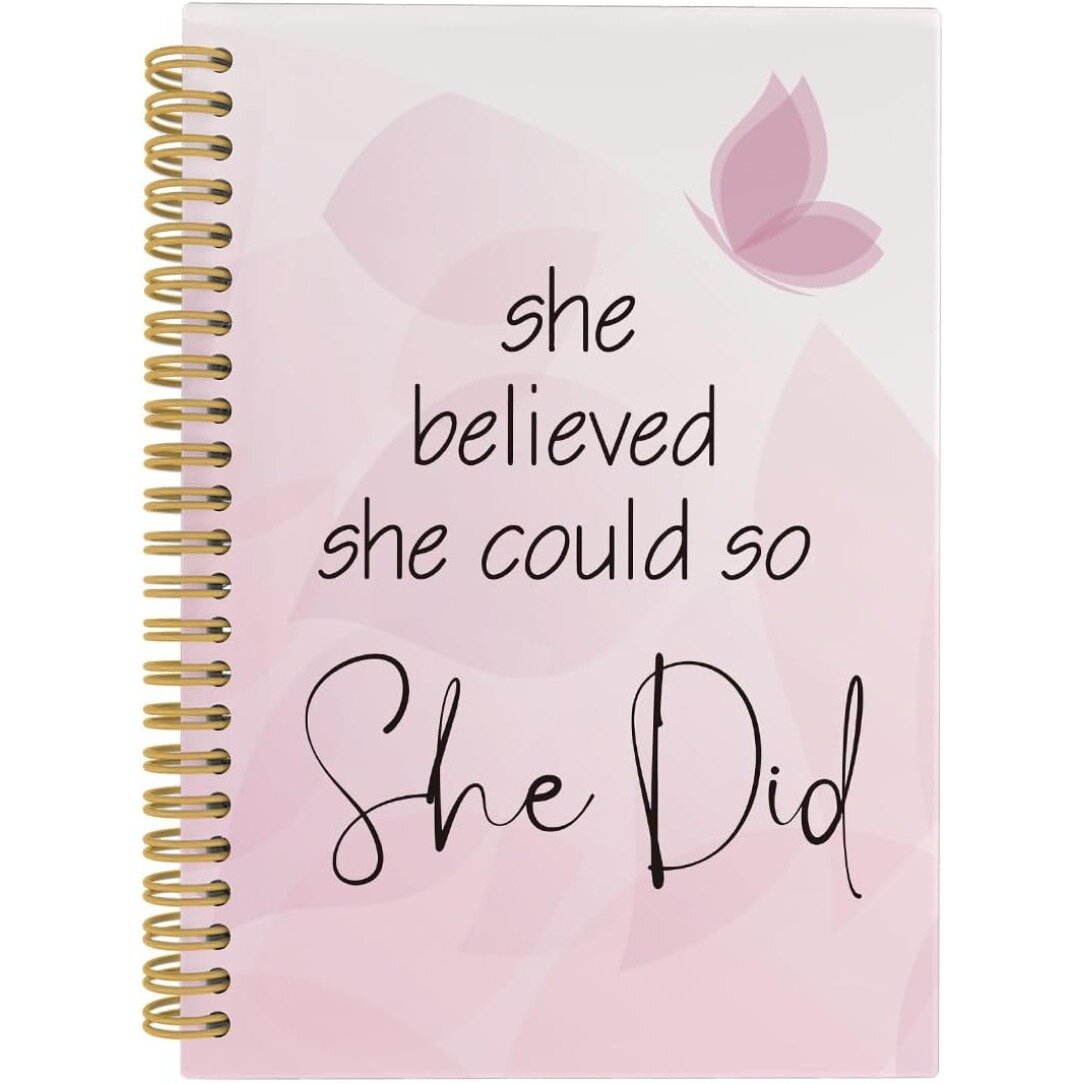 Тетрадь на спирали 1 шт. Мотивационный блокнот "She Believed She Could So She Did", 5,5x8,3 дюйма, 164 линованные страницы, подарок для женщин, для коллег, начальника, офиса и школы