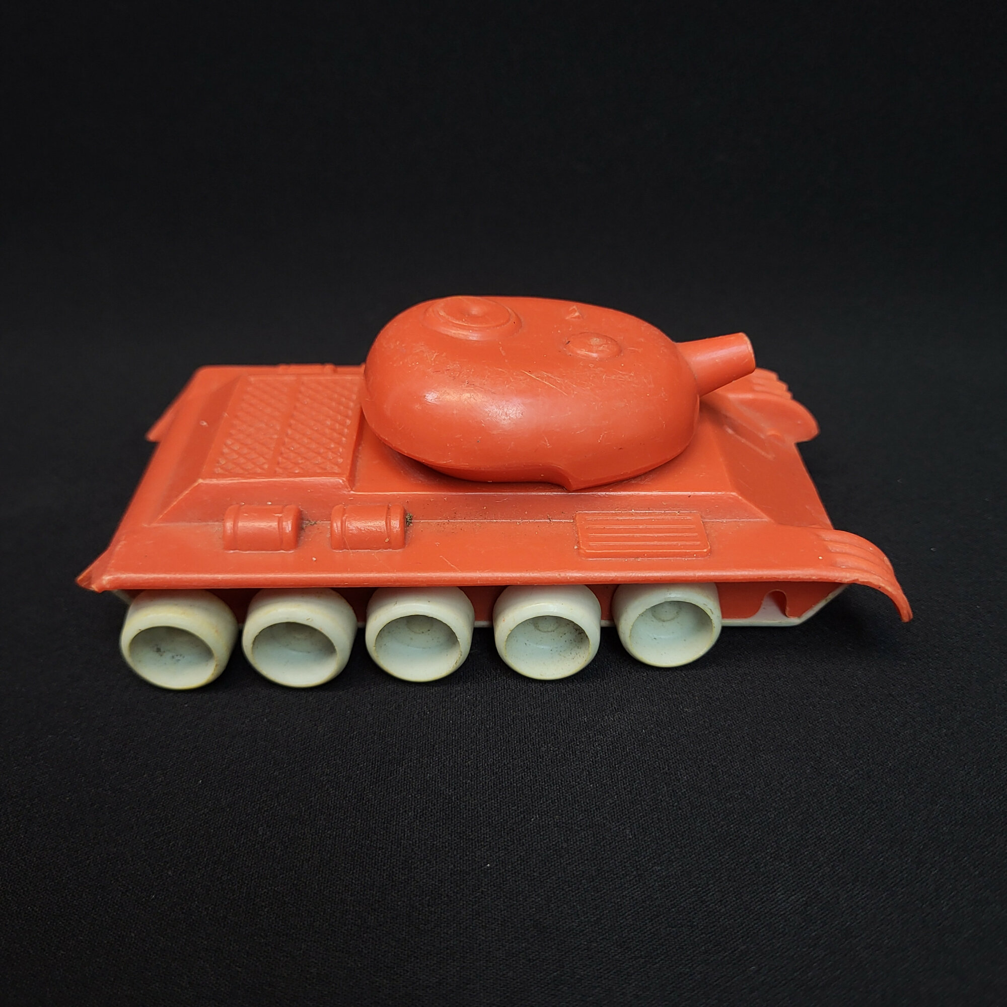 Игрушка винтажная, СССР. Пластмассовый танк на колесах, детская военная техника