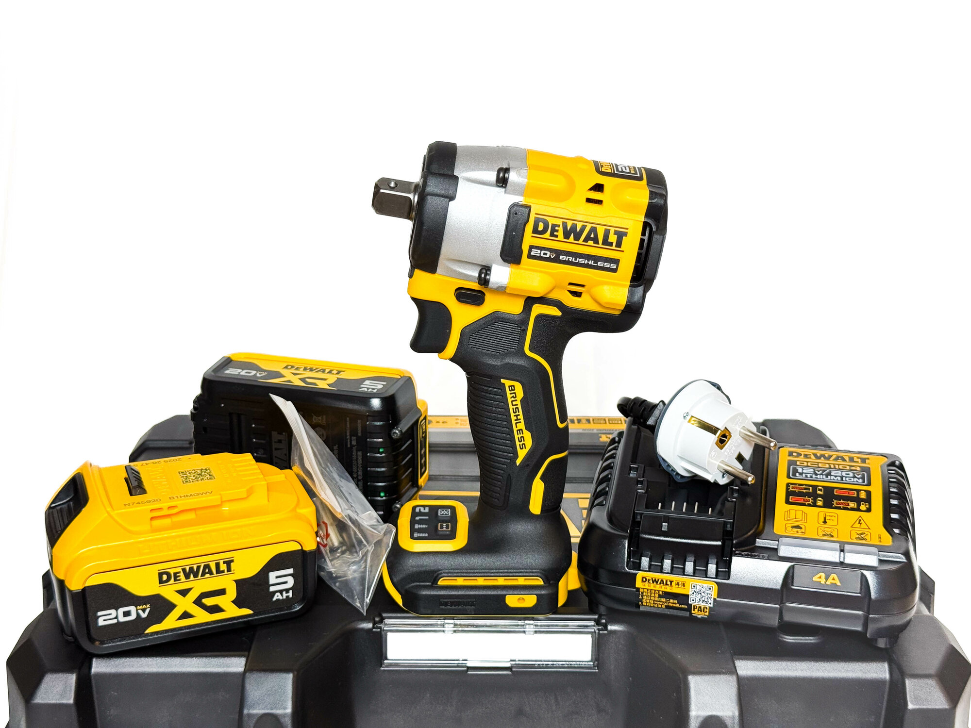 Гайковерт аккумуляторный DeWALT, DCF922P2, 20 В, в кейсе, с подсветкой, 2 аккумулятора