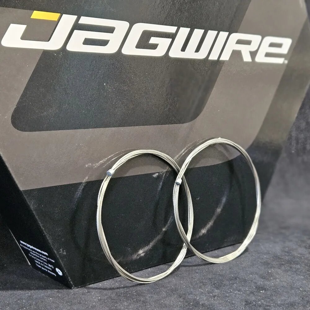 Комплект из 2-х тросов переключения для велосипеда Jagwire Slick Stainless, шлифованные, из нержавеющей стали, длина - 2300 мм, толщина - 1.1 мм, 2 штуки в комплекте