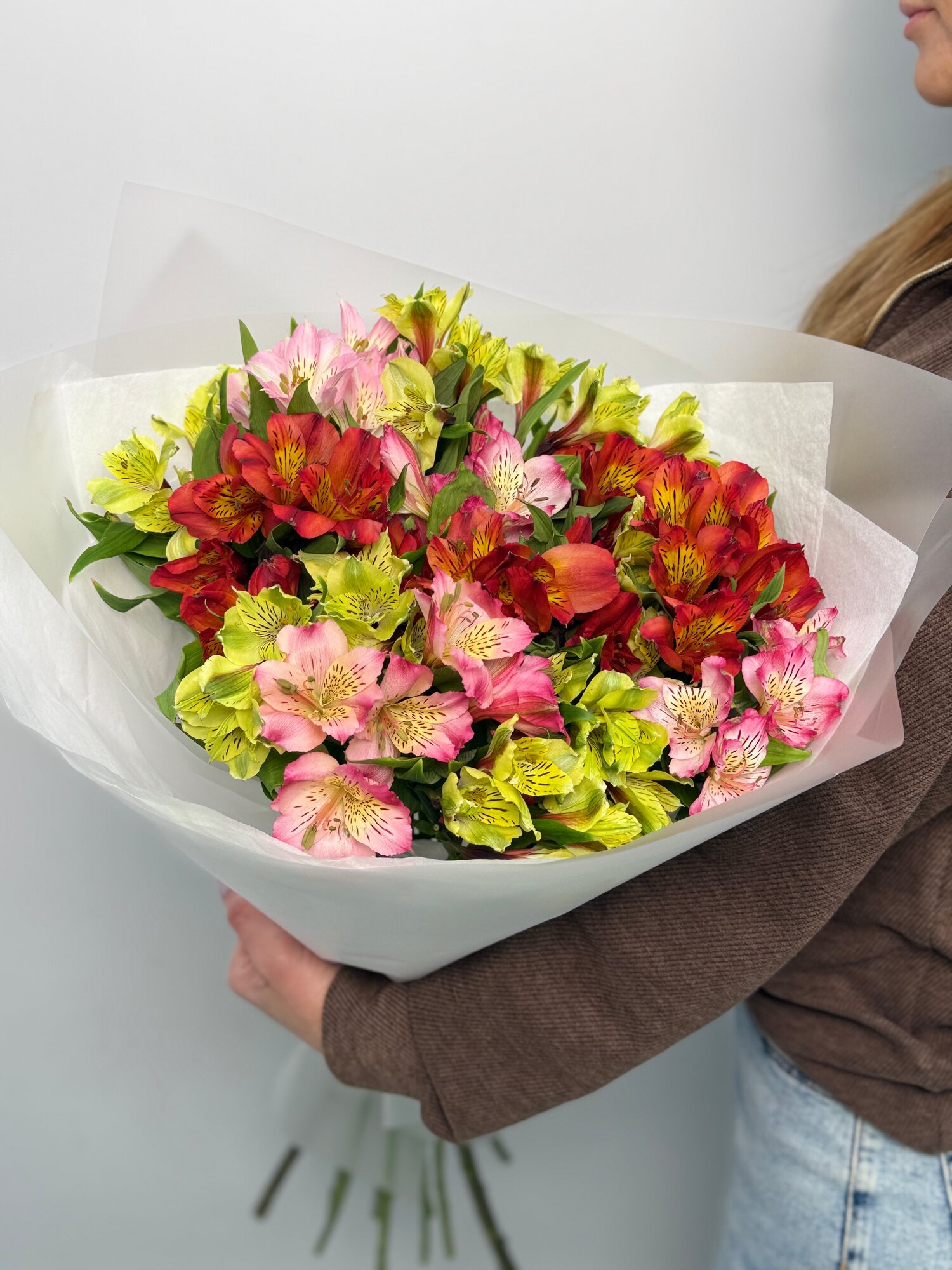 Монобукет цветов "Альстромерия", альстромерия, 15 цветов, высота 60 см, записка В подарок