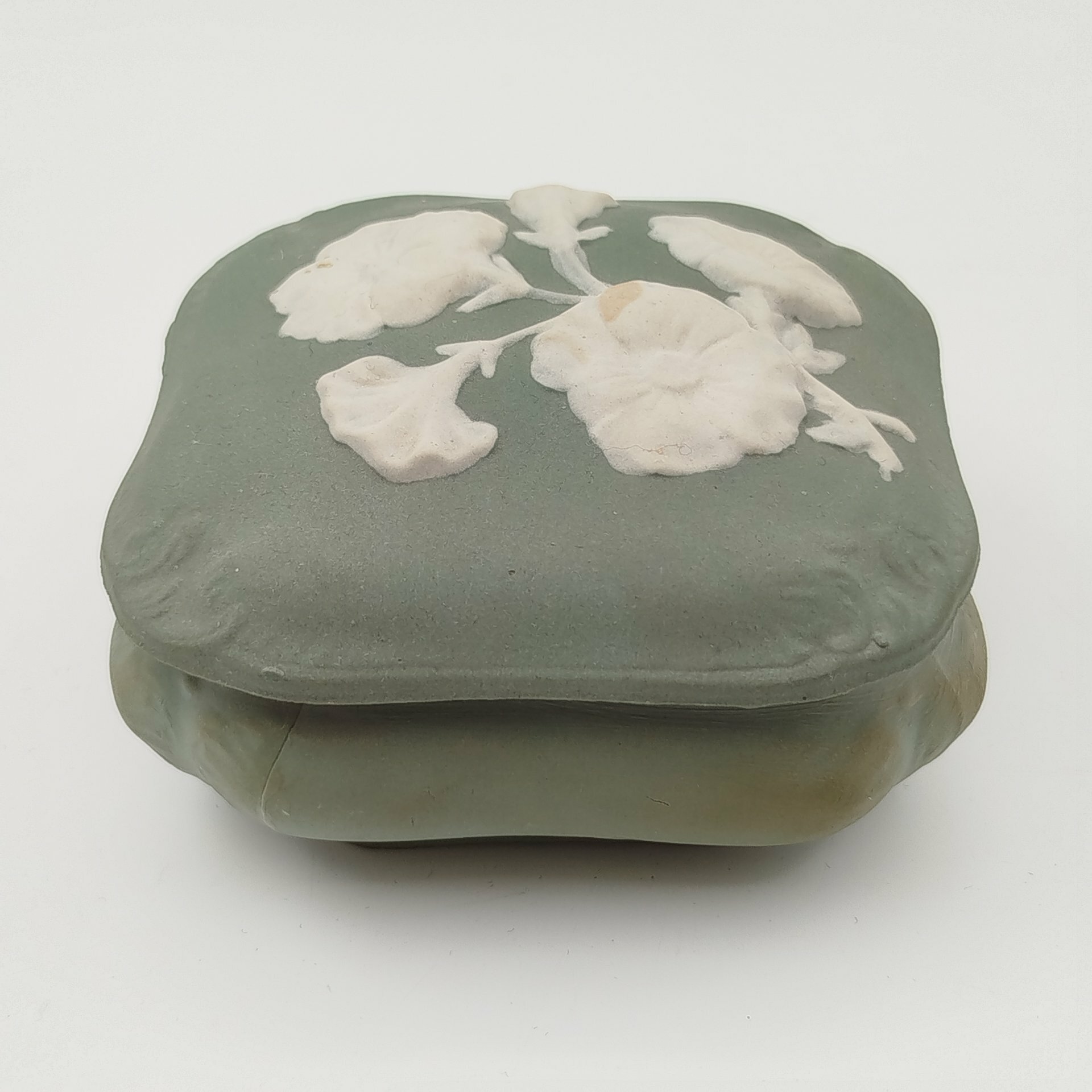 Шкатулка с рельефным цветочным декором, бисквит, крытье