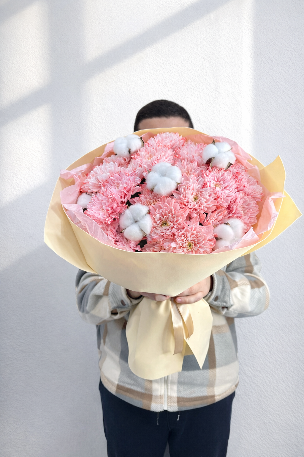 «Розовое облако» — букет из кустовых хризантем и хлопка 55 сантиметров