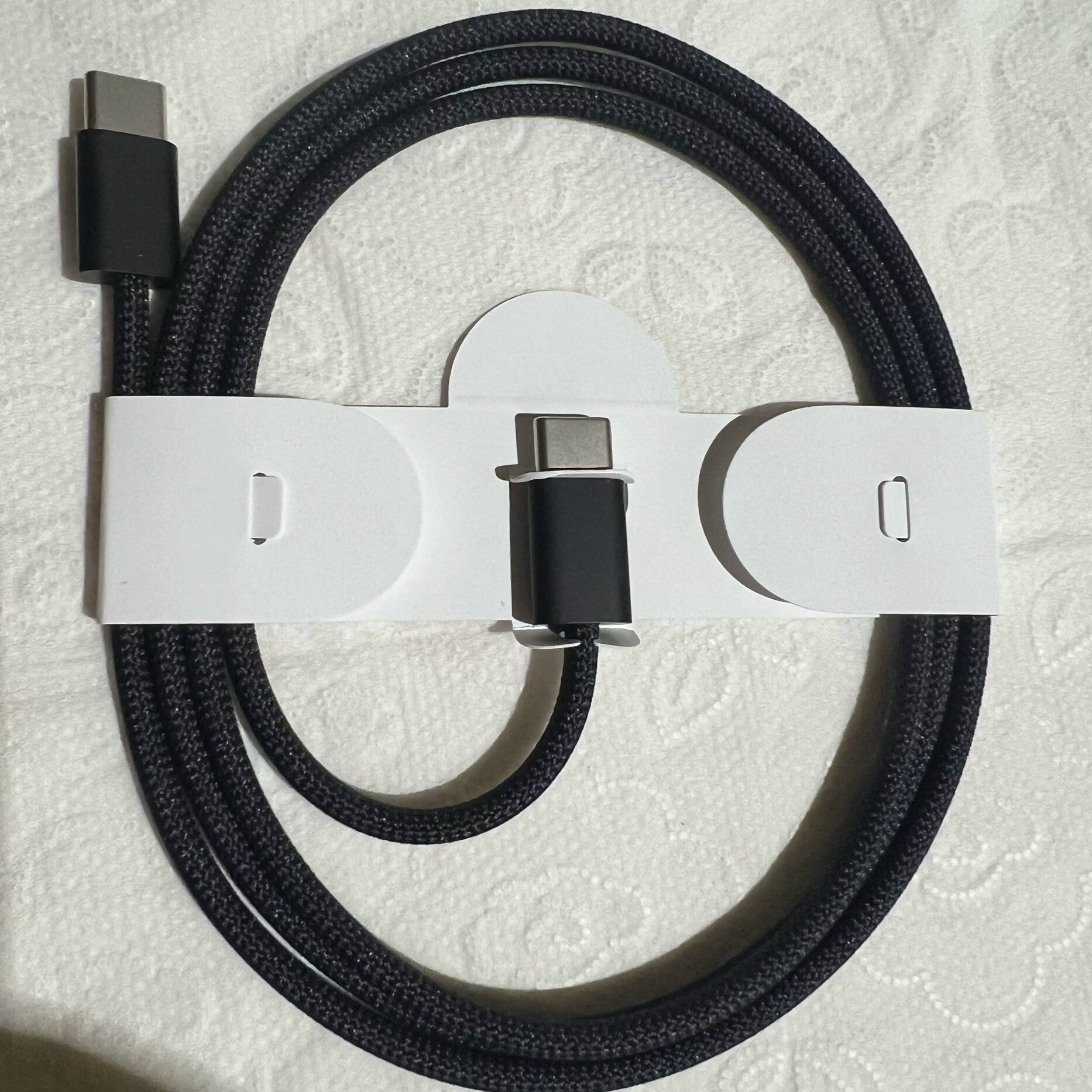 Черный плетеный кабель USB-C длиной 1 метр, совместимый с серией iPhone 17, прочная и гибкая конструкция