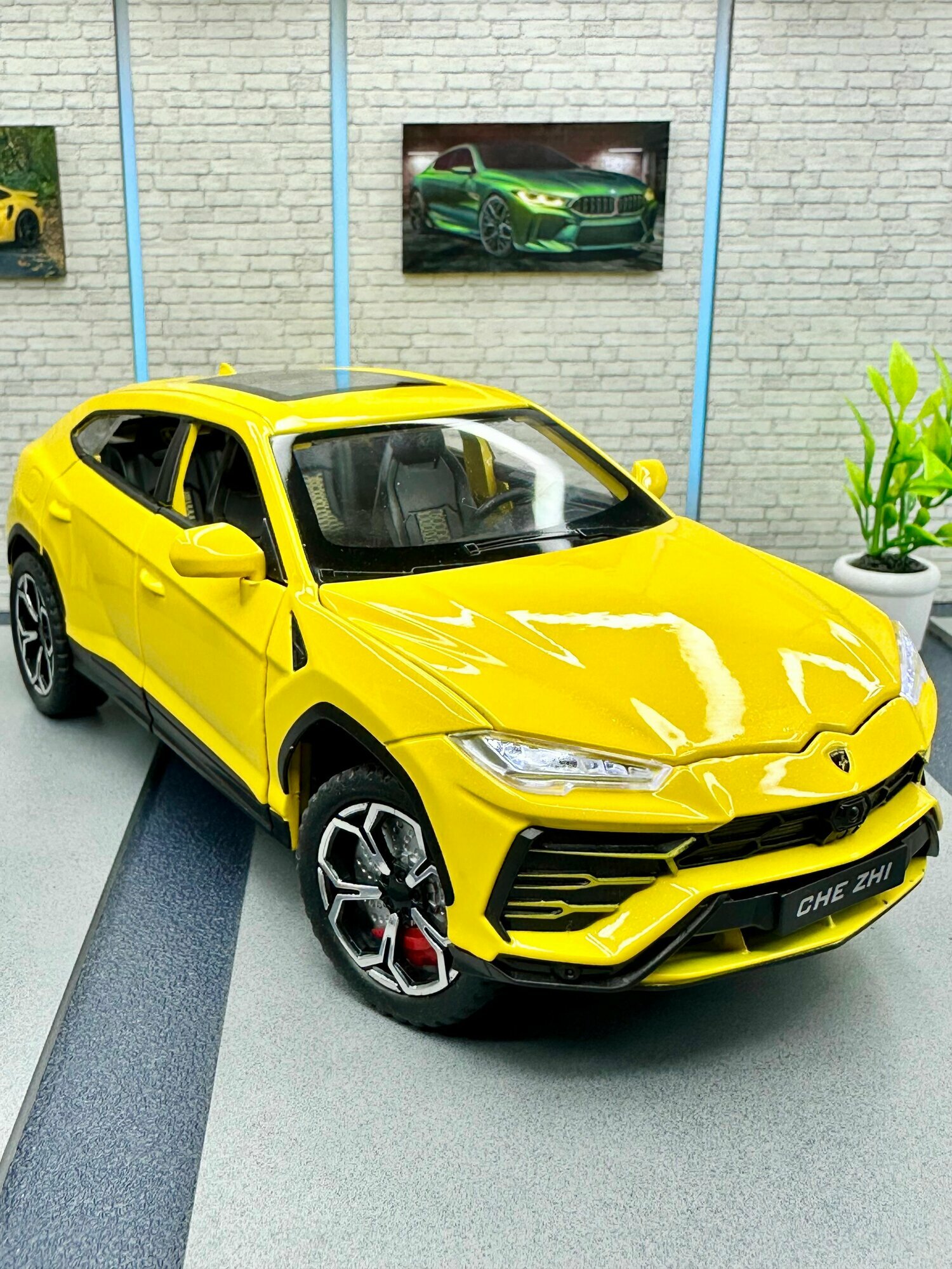 Ламборгини Урус машинка металлическая. Lamborghini URUS желтый, масштаб 1:24, длина 21 см.