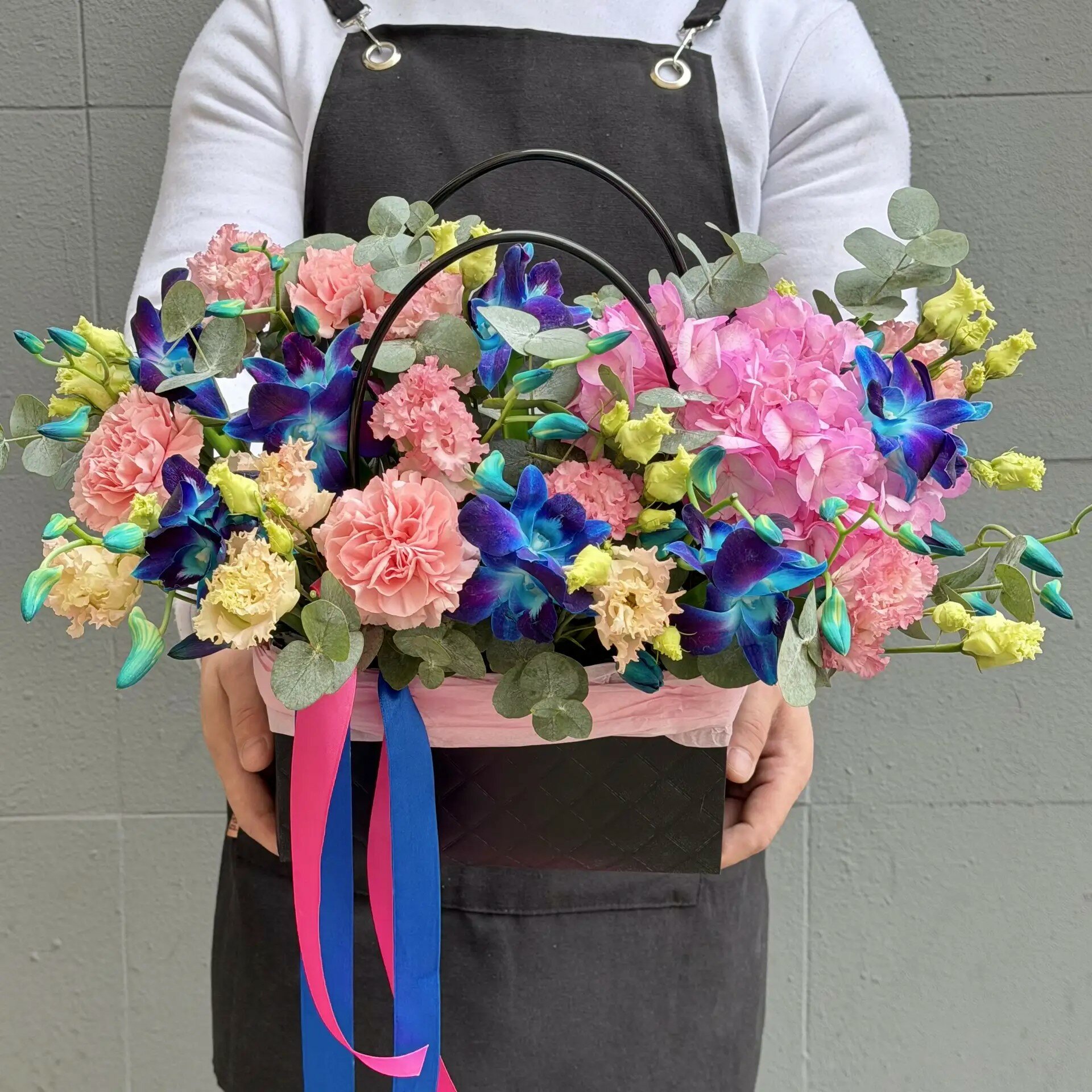 Композиция Rybe-Flowers "В сумочке" , гвоздика, орхидеи , гортензии , эустомы , розовая и синяя
