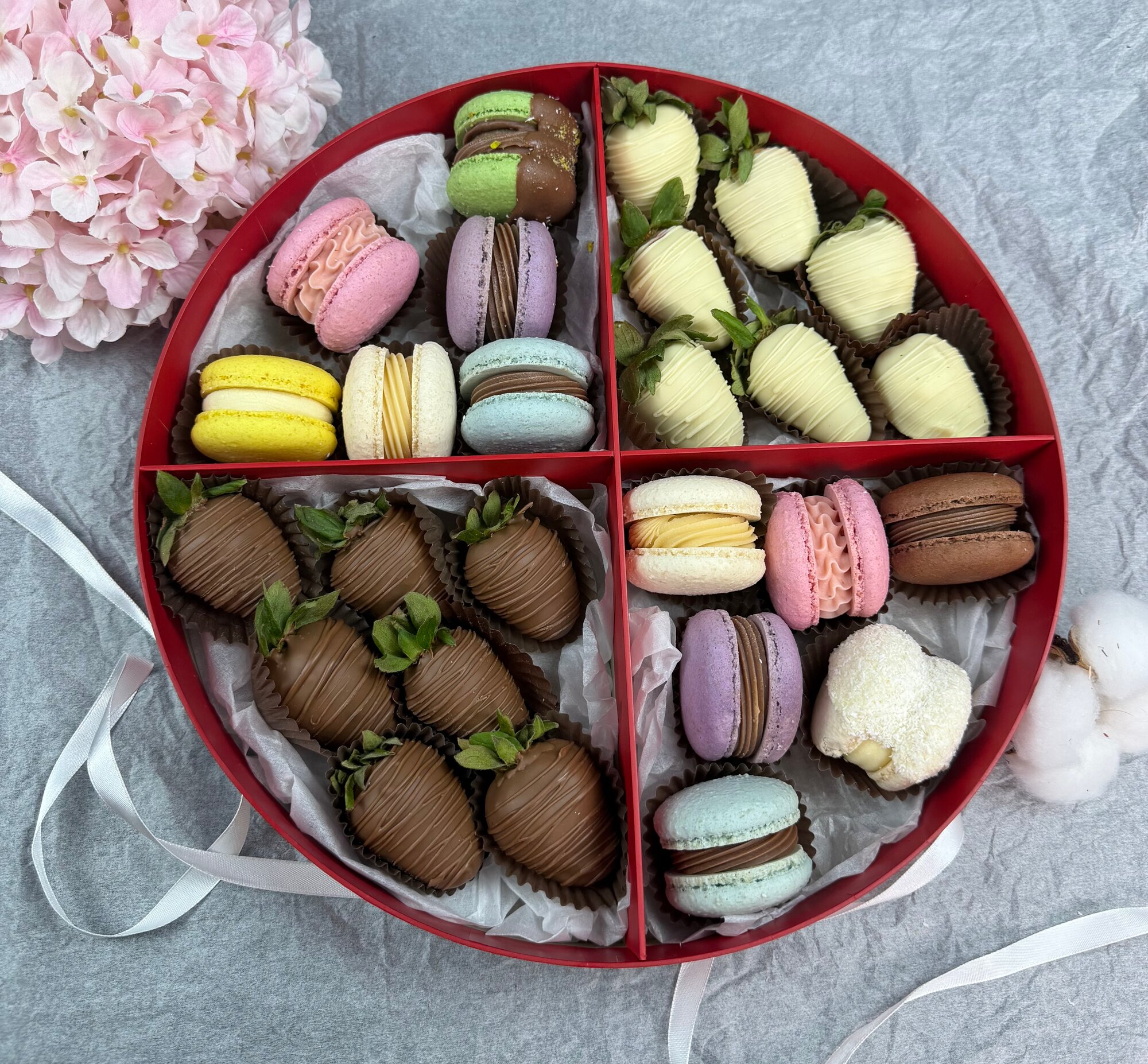 Большой набор "Гармония вкуса": клубника в бельгийском шоколаде и макаронсы — фото 1