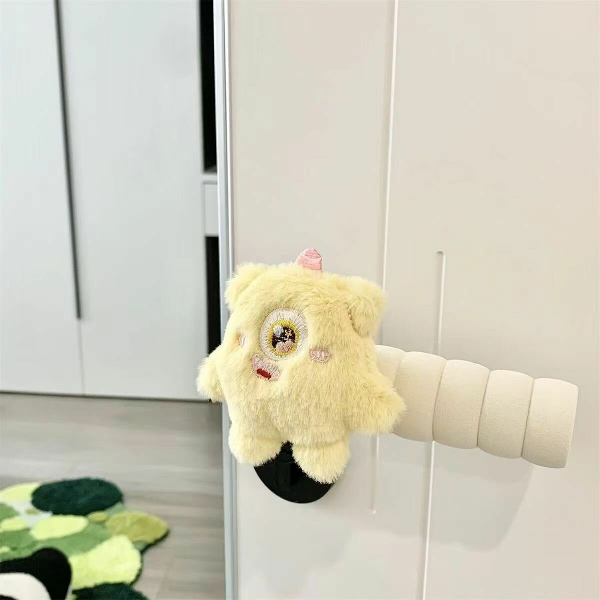 MINISO чехол для дверной ручки Желтый монстр. Направление случайное. 2PCS. Защитная накладка на дверную ручку