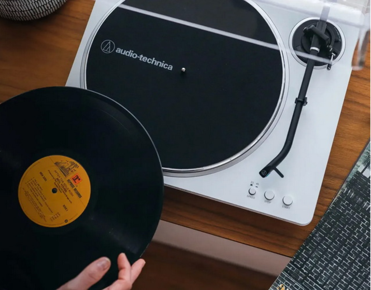 Проигрыватель виниловых дисков Audio-Technica AT-LP70X-WS, встроенный фонокорректор, ременной привод, белый
